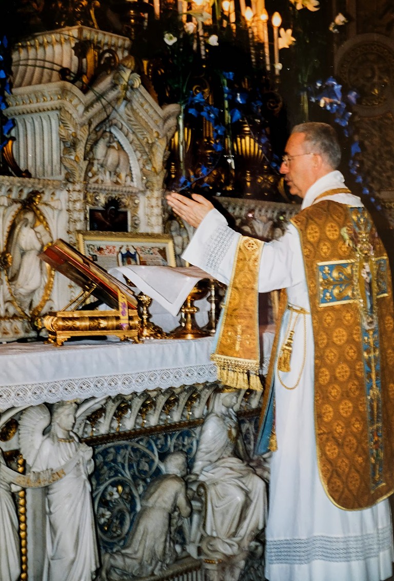 Chalice Linens - their significance - Magnificat Media | Creation and ...